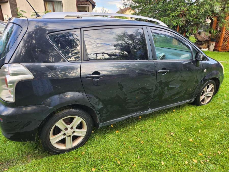 Melns Toyota Corolla Verso 2006 Viļņa, ar dzinēja tilpumu 2.23 L un nobraukumu 522 tūkst. km par 2000 €, foto 8 vietnē AUTOMOTO.COM.LV