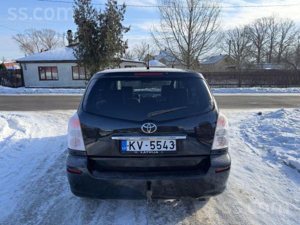 Black Toyota Corolla Verso 2007 in Ventspils, with an engine capacity of 2.20 L and mileage of 308 thousand km for 3100 €, photo 6 on AUTOMOTO.COM.LV
