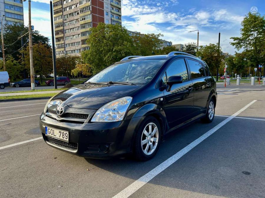 Black Toyota Corolla Verso 2007 in Vilnius, with an engine capacity of 2.23 L and mileage of 240 thousand km for 1999 €, photo 1 on AUTOMOTO.COM.LV