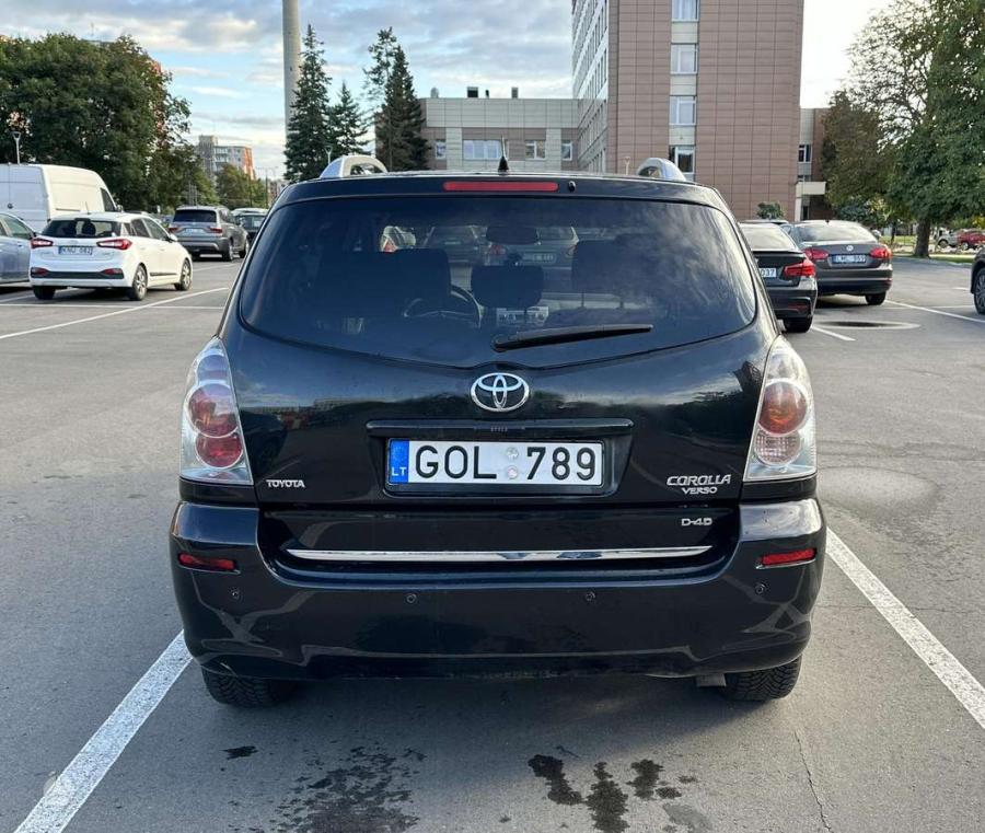 Black Toyota Corolla Verso 2007 in Vilnius, with an engine capacity of 2.23 L and mileage of 240 thousand km for 1999 €, photo 4 on AUTOMOTO.COM.LV