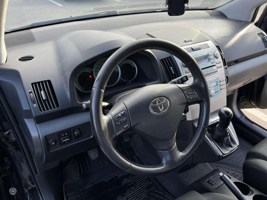 Black Toyota Corolla Verso 2007 in Vilnius, with an engine capacity of 2.23 L and mileage of 240 thousand km for 1999 €, photo 10 on AUTOMOTO.COM.LV