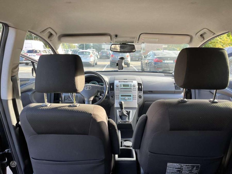 Black Toyota Corolla Verso 2007 in Vilnius, with an engine capacity of 2.23 L and mileage of 240 thousand km for 1999 €, photo 13 on AUTOMOTO.COM.LV