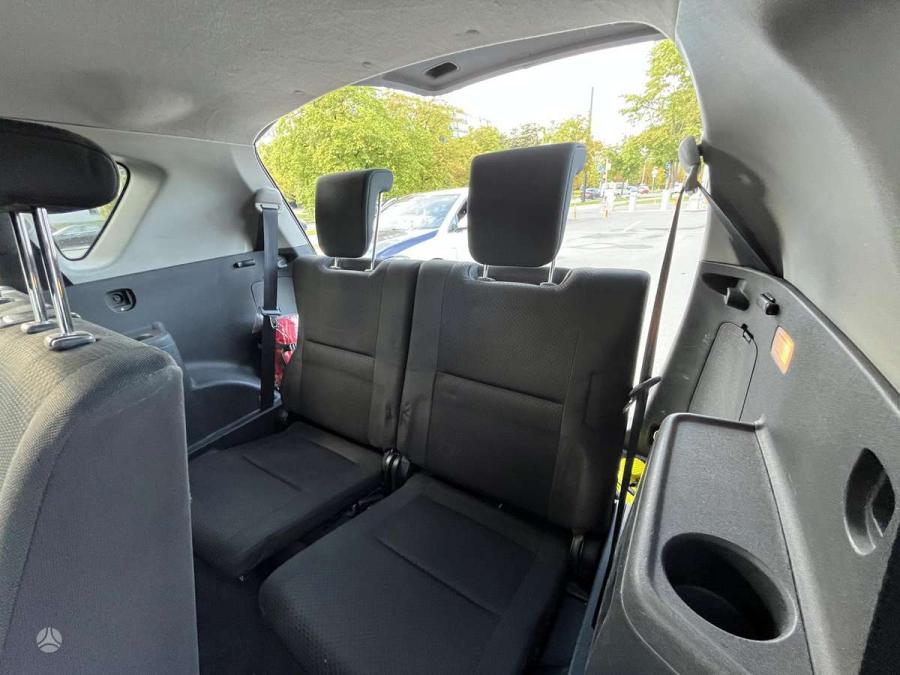 Black Toyota Corolla Verso 2007 in Vilnius, with an engine capacity of 2.23 L and mileage of 240 thousand km for 1999 €, photo 18 on AUTOMOTO.COM.LV