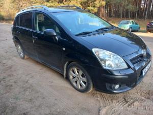 Melns Toyota Corolla Verso 2008 Daugavpils, ar dzinēja tilpumu 2.20 L un nobraukumu 226 tūkst. km par 1800 €, foto  vietnē AUTOMOTO.COM.LV
