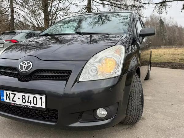 Black Toyota Corolla Verso 2008 in Riga, with an engine capacity of 2.20 L and mileage of 285 thousand km for 2200 €, photo 5 on AUTOMOTO.COM.LV
