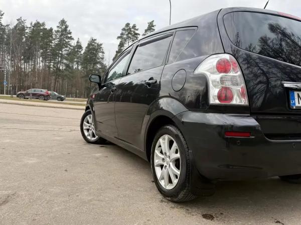 Black Toyota Corolla Verso 2008 in Riga, with an engine capacity of 2.20 L and mileage of 285 thousand km for 2200 €, photo 9 on AUTOMOTO.COM.LV