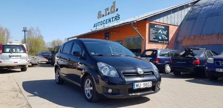 Black Toyota Corolla Verso 2008 in Valmiera, with an engine capacity of 2.20 L and mileage of 266 thousand km for 1650 €, photo 1 on AUTOMOTO.COM.LV