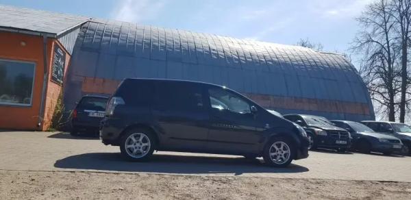 Black Toyota Corolla Verso 2008 in Valmiera, with an engine capacity of 2.20 L and mileage of 266 thousand km for 1650 €, photo 2 on AUTOMOTO.COM.LV