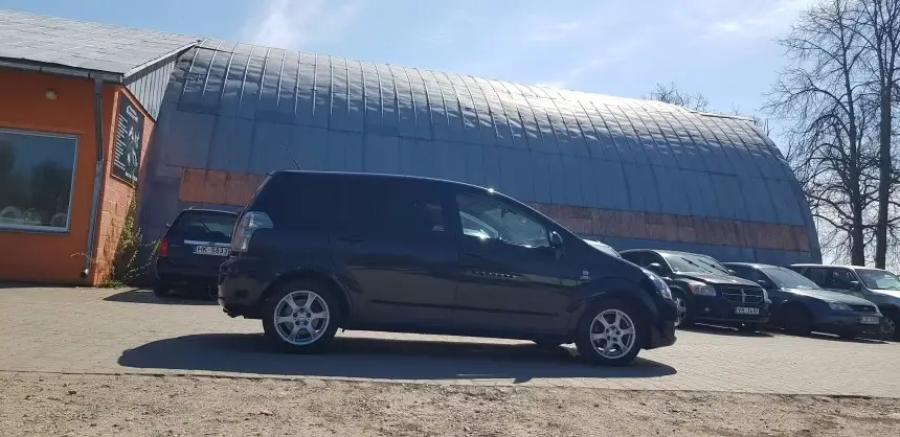 Black Toyota Corolla Verso 2008 in Valmiera, with an engine capacity of 2.20 L and mileage of 266 thousand km for 1650 €, photo 3 on AUTOMOTO.COM.LV
