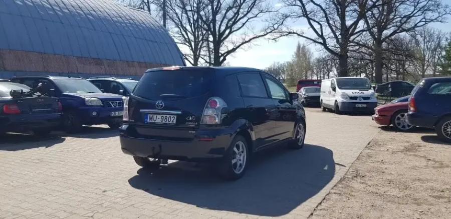 Black Toyota Corolla Verso 2008 in Valmiera, with an engine capacity of 2.20 L and mileage of 266 thousand km for 1650 €, photo 4 on AUTOMOTO.COM.LV