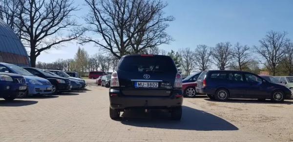 Black Toyota Corolla Verso 2008 in Valmiera, with an engine capacity of 2.20 L and mileage of 266 thousand km for 1650 €, photo 4 on AUTOMOTO.COM.LV