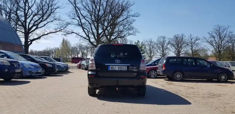 Black Toyota Corolla Verso 2008 in Valmiera, with an engine capacity of 2.20 L and mileage of 266 thousand km for 1650 €, photo 5 on AUTOMOTO.COM.LV