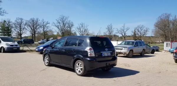 Black Toyota Corolla Verso 2008 in Valmiera, with an engine capacity of 2.20 L and mileage of 266 thousand km for 1650 €, photo 5 on AUTOMOTO.COM.LV