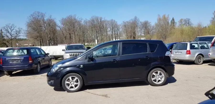 Black Toyota Corolla Verso 2008 in Valmiera, with an engine capacity of 2.20 L and mileage of 266 thousand km for 1650 €, photo 7 on AUTOMOTO.COM.LV