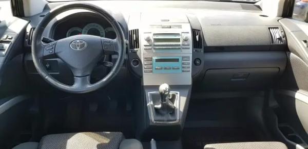 Black Toyota Corolla Verso 2008 in Valmiera, with an engine capacity of 2.20 L and mileage of 266 thousand km for 1650 €, photo 9 on AUTOMOTO.COM.LV