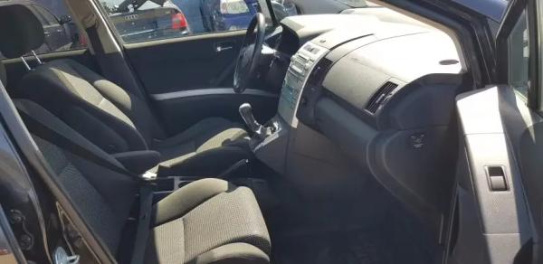 Black Toyota Corolla Verso 2008 in Valmiera, with an engine capacity of 2.20 L and mileage of 266 thousand km for 1650 €, photo 10 on AUTOMOTO.COM.LV