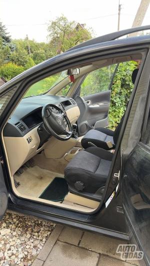 Melns Toyota Corolla Verso 2002 Viļņa, ar dzinēja tilpumu 2.00 L un nobraukumu 385 tūkst. km par 1200 €, foto 6 vietnē AUTOMOTO.COM.LV