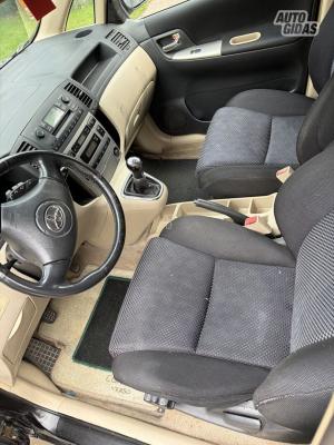 Melns Toyota Corolla Verso 2002 Viļņa, ar dzinēja tilpumu 2.00 L un nobraukumu 385 tūkst. km par 1000 €, foto 4 vietnē AUTOMOTO.COM.LV