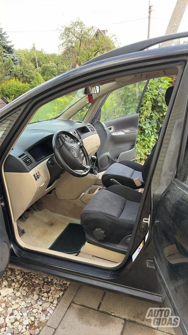Melns Toyota Corolla Verso 2002 Viļņa, ar dzinēja tilpumu 2.00 L un nobraukumu 385 tūkst. km par 1000 €, foto 5 vietnē AUTOMOTO.COM.LV