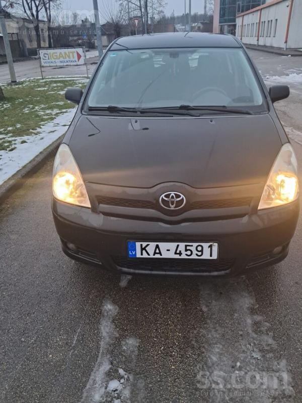 Black Toyota Corolla Verso 2005 in Daugavpils, with an engine capacity of 2.20 L and mileage of 323 thousand km for 2250 €, photo 2 on AUTOMOTO.COM.LV