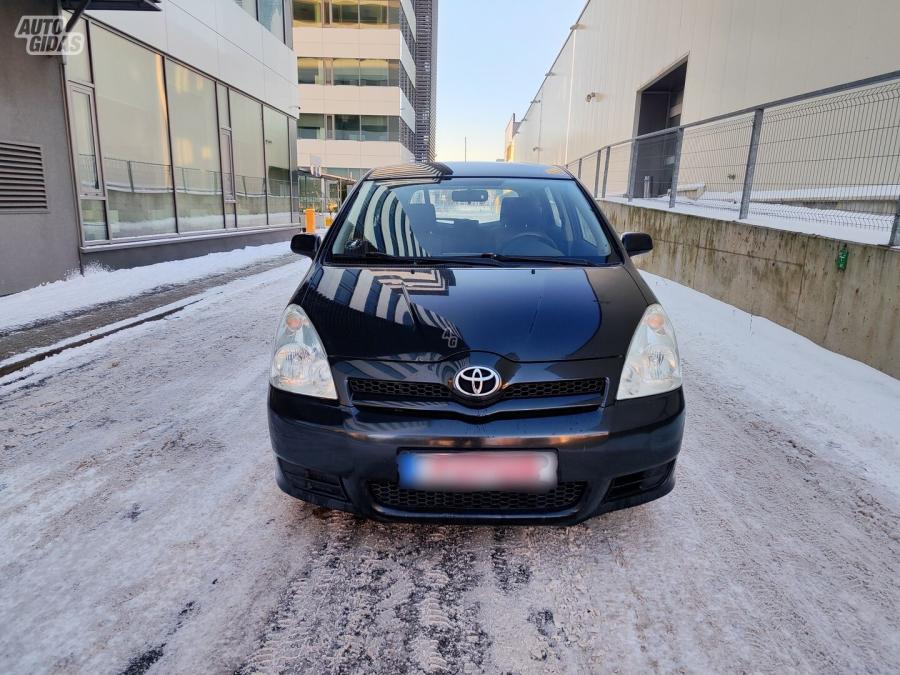 Black Toyota Corolla Verso 2005 in Vilnius, with an engine capacity of 2.00 L and mileage of 296 thousand km for 1300 €, photo 1 on AUTOMOTO.COM.LV