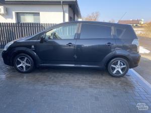 Melns Toyota Corolla Verso 2005 Panevēža, ar dzinēja tilpumu 2.00 L un nobraukumu 256 tūkst. km par 2350 €, foto 3 vietnē AUTOMOTO.COM.LV