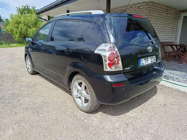 Black Toyota Corolla Verso 2005 in Kedainiai, with an engine capacity of 2.00 L and mileage of 326 thousand km for 1800 €, photo 3 on AUTOMOTO.COM.LV