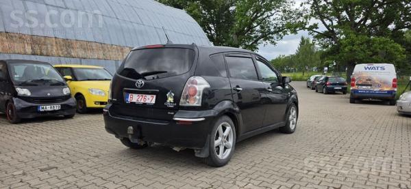 Black Toyota Corolla Verso 2005 in Valmiera, with an engine capacity of 2.20 L and mileage of 307 thousand km for 1550 €, photo 3 on AUTOMOTO.COM.LV