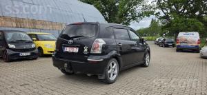 Black Toyota Corolla Verso 2005 in Valmiera, with an engine capacity of 2.20 L and mileage of 307 thousand km for 1550 €, photo 4 on AUTOMOTO.COM.LV