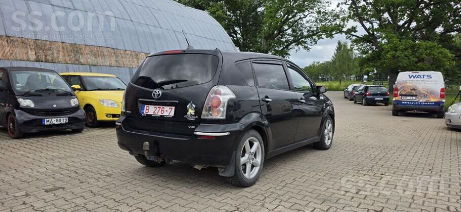 Black Toyota Corolla Verso 2005 in Valmiera, with an engine capacity of 2.20 L and mileage of 307 thousand km for 1550 €, photo 4 on AUTOMOTO.COM.LV