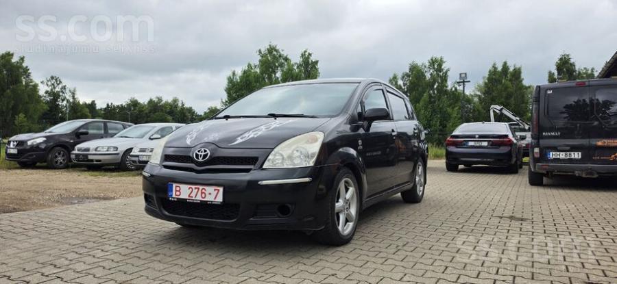 Black Toyota Corolla Verso 2005 in Valmiera, with an engine capacity of 2.20 L and mileage of 307 thousand km for 1550 €, photo 7 on AUTOMOTO.COM.LV