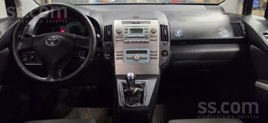 Black Toyota Corolla Verso 2005 in Valmiera, with an engine capacity of 2.20 L and mileage of 307 thousand km for 1550 €, photo 8 on AUTOMOTO.COM.LV