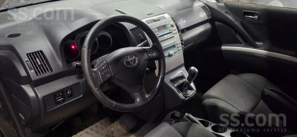 Black Toyota Corolla Verso 2005 in Valmiera, with an engine capacity of 2.20 L and mileage of 307 thousand km for 1550 €, photo 8 on AUTOMOTO.COM.LV