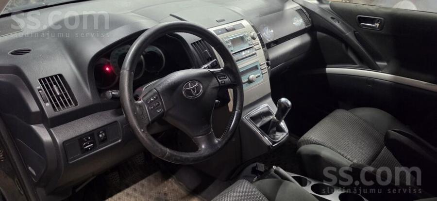 Black Toyota Corolla Verso 2005 in Valmiera, with an engine capacity of 2.20 L and mileage of 307 thousand km for 1550 €, photo 9 on AUTOMOTO.COM.LV