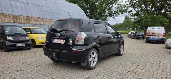 Black Toyota Corolla Verso 2005 in Valmiera, with an engine capacity of 2.20 L and mileage of 307 thousand km for 1550 €, photo 3 on AUTOMOTO.COM.LV