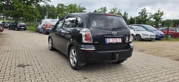 Black Toyota Corolla Verso 2005 in Valmiera, with an engine capacity of 2.20 L and mileage of 307 thousand km for 1550 €, photo 4 on AUTOMOTO.COM.LV
