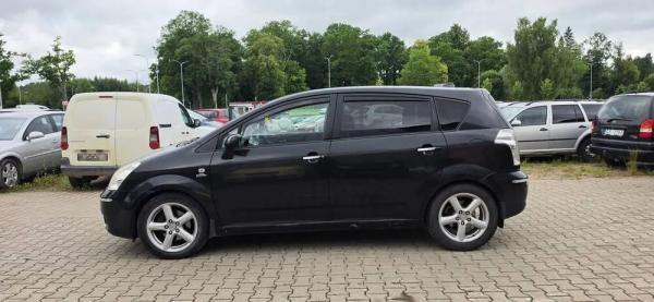 Black Toyota Corolla Verso 2005 in Valmiera, with an engine capacity of 2.20 L and mileage of 307 thousand km for 1550 €, photo 5 on AUTOMOTO.COM.LV