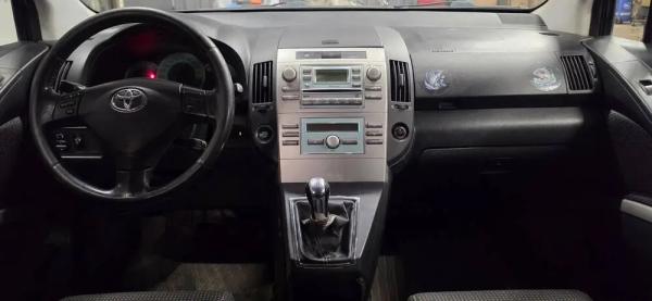 Black Toyota Corolla Verso 2005 in Valmiera, with an engine capacity of 2.20 L and mileage of 307 thousand km for 1550 €, photo 7 on AUTOMOTO.COM.LV