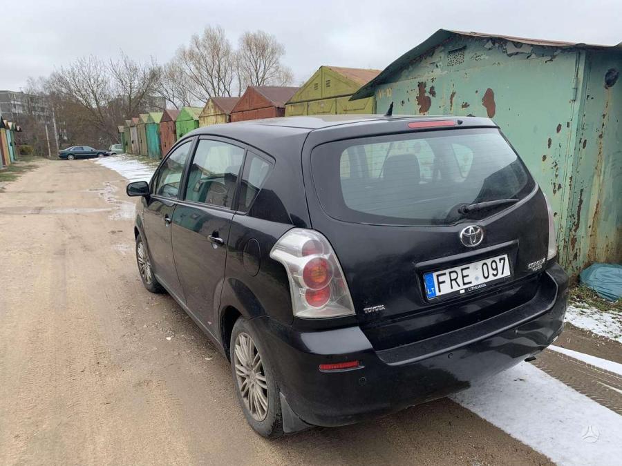 Black Toyota Corolla Verso 2005 in Vilnius, with an engine capacity of 2.00 L and mileage of 300 thousand km for 900 €, photo 3 on AUTOMOTO.COM.LV