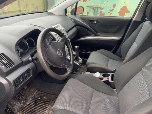 Melns Toyota Corolla Verso 2005 Viļņa, ar dzinēja tilpumu 2.00 L un nobraukumu 300 tūkst. km par 900 €, foto 4 vietnē AUTOMOTO.COM.LV