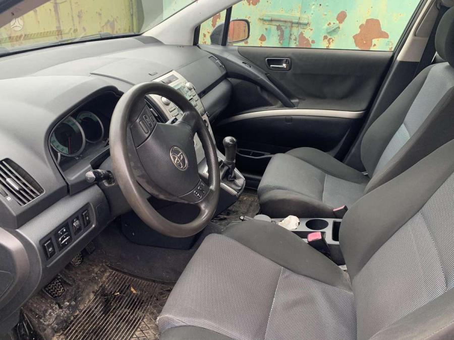 Black Toyota Corolla Verso 2005 in Vilnius, with an engine capacity of 2.00 L and mileage of 300 thousand km for 900 €, photo 4 on AUTOMOTO.COM.LV