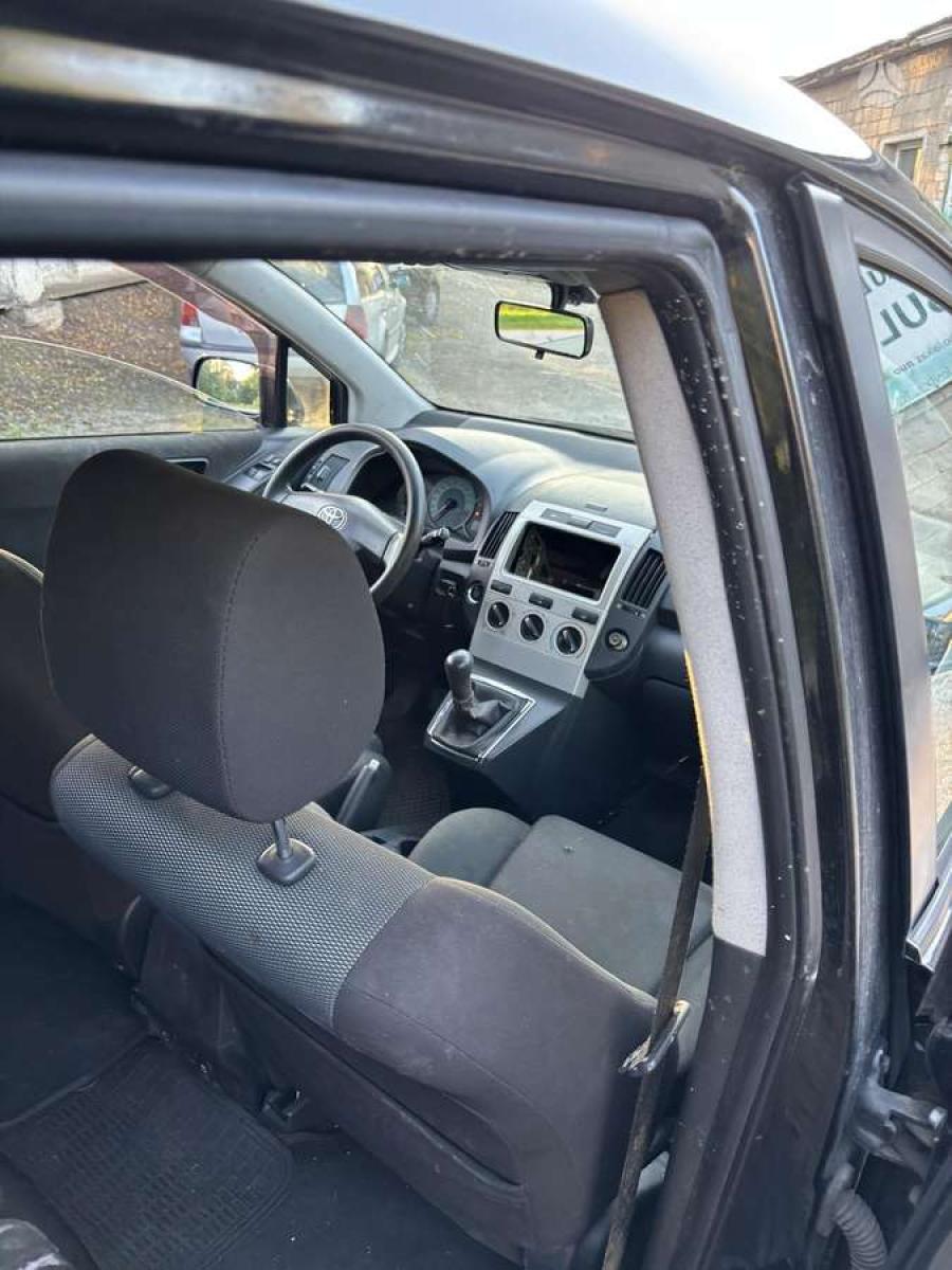 Black Toyota Corolla Verso 2005 in Joniskis, with an engine capacity of 2.00 L and mileage of 400 thousand km for 650 €, photo 8 on AUTOMOTO.COM.LV