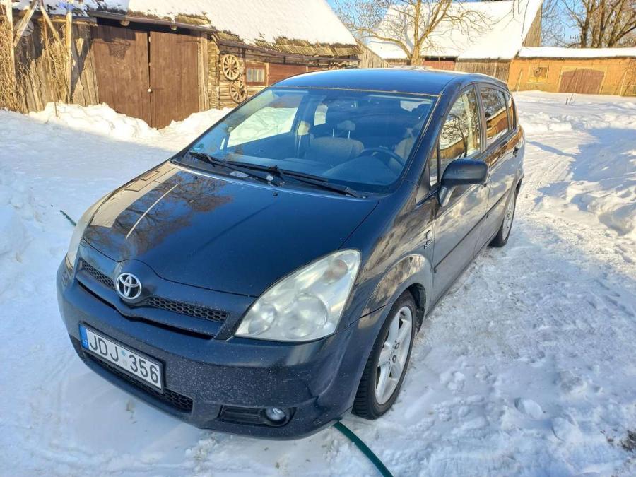 Black Toyota Corolla Verso 2006 in Panevezys, with an engine capacity of 2.23 L and mileage of 373 thousand km for 840 €, photo 1 on AUTOMOTO.COM.LV