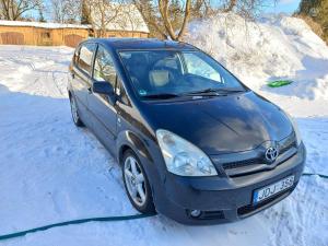 Black Toyota Corolla Verso 2006 in Panevezys, with an engine capacity of 2.23 L and mileage of 373 thousand km for 840 €, photo 2 on AUTOMOTO.COM.LV