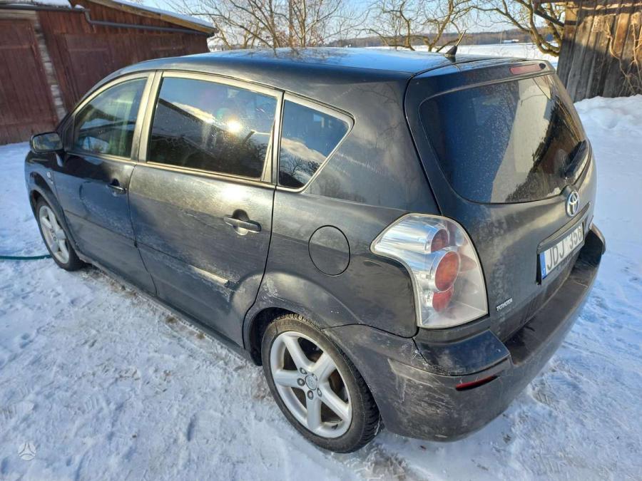 Black Toyota Corolla Verso 2006 in Panevezys, with an engine capacity of 2.23 L and mileage of 373 thousand km for 840 €, photo 4 on AUTOMOTO.COM.LV