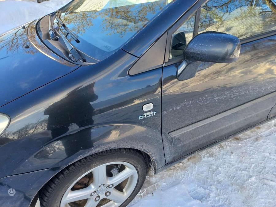 Black Toyota Corolla Verso 2006 in Panevezys, with an engine capacity of 2.23 L and mileage of 373 thousand km for 840 €, photo 12 on AUTOMOTO.COM.LV