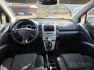 Black Toyota Corolla Verso 2006 in Gulbene, with an engine capacity of 2.20 L and mileage of 395 thousand km for 1900 €, photo 9 on AUTOMOTO.COM.LV