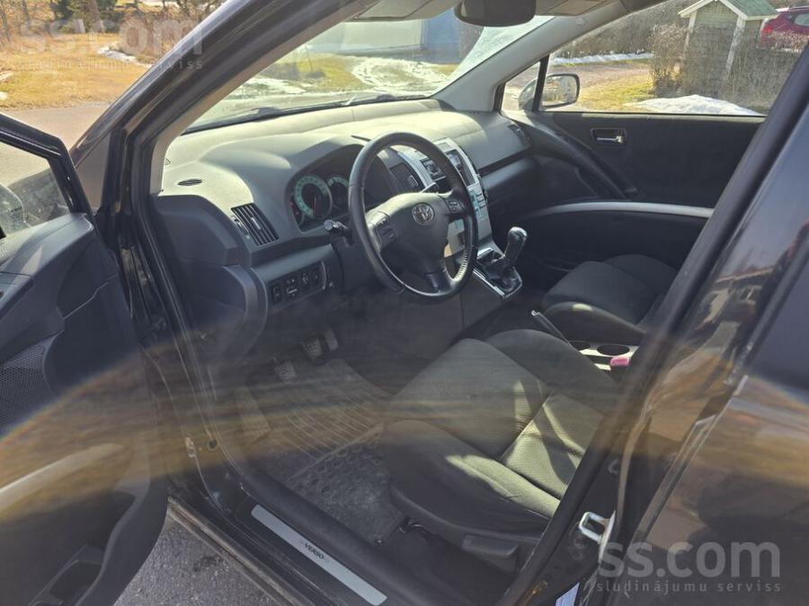 Black Toyota Corolla Verso 2006 in Gulbene, with an engine capacity of 2.20 L and mileage of 395 thousand km for 1900 €, photo 11 on AUTOMOTO.COM.LV