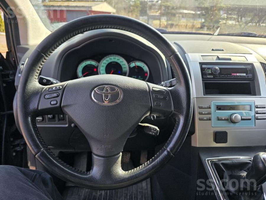 Black Toyota Corolla Verso 2006 in Gulbene, with an engine capacity of 2.20 L and mileage of 395 thousand km for 1900 €, photo 12 on AUTOMOTO.COM.LV