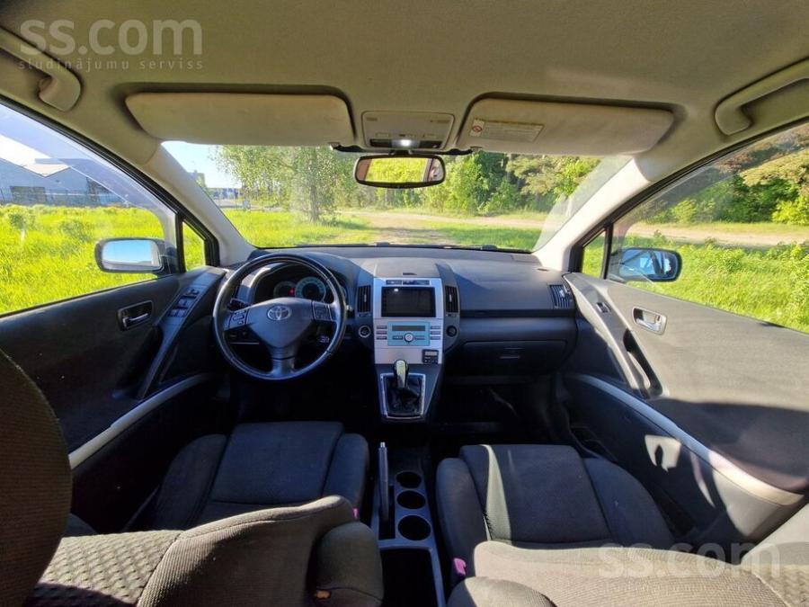 Black Toyota Corolla Verso 2006 in Riga, with an engine capacity of 2.20 L and mileage of 325 thousand km for 2050 €, photo 8 on AUTOMOTO.COM.LV